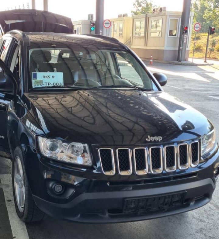 Të gjithë automjetet me targa të Serbisë që hyjnë në Kosovë, u vendosen ...