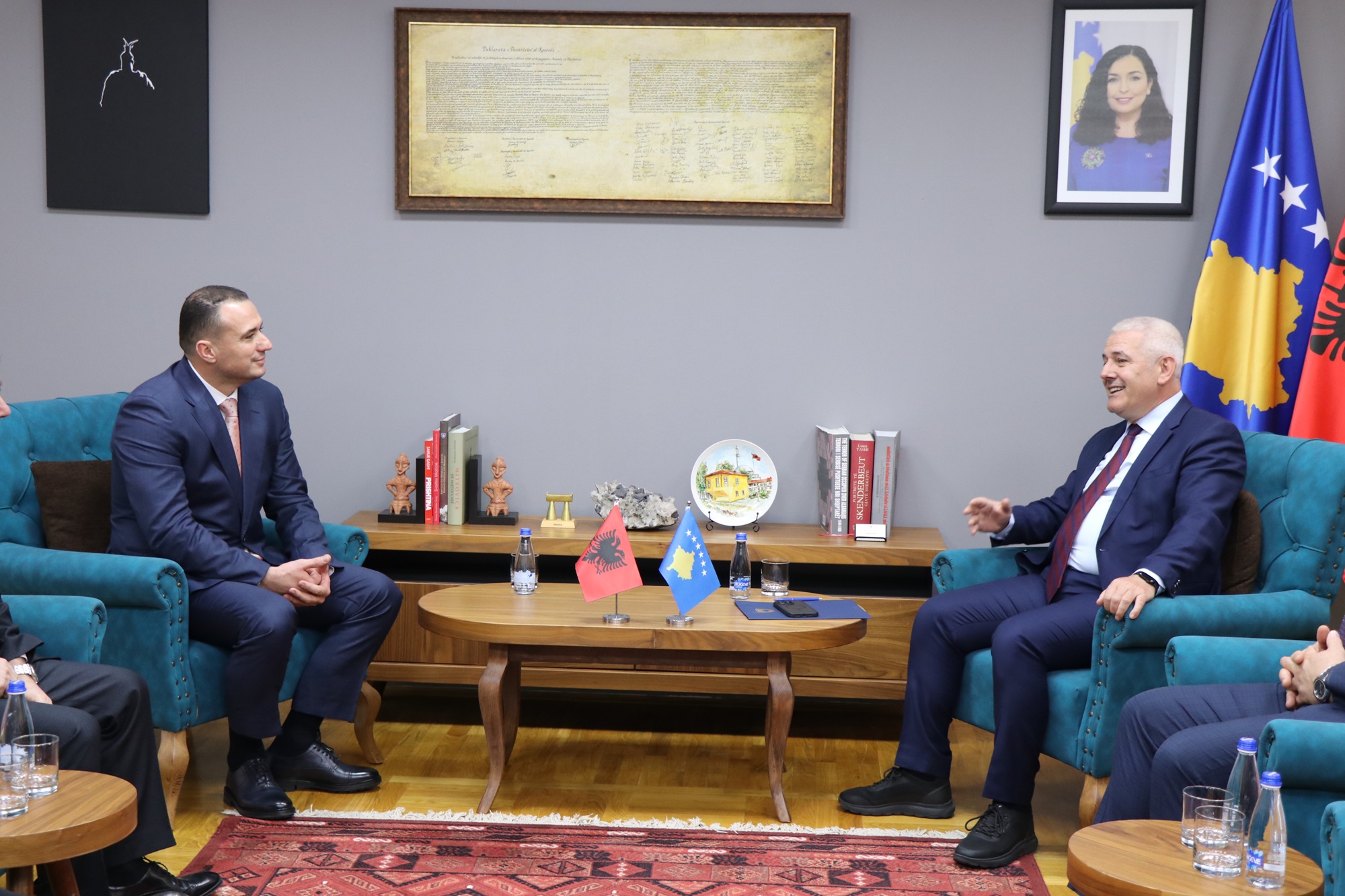 Ministri Sveçla priti në takim Drejtorin e Policisë së Republikës së ...